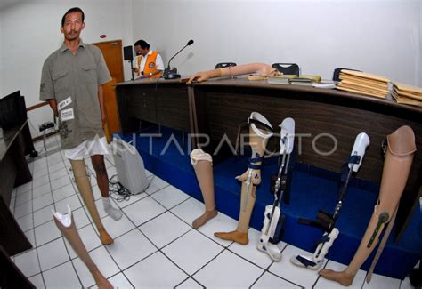 Bantuan Untuk Tuna Daksa Antara Foto