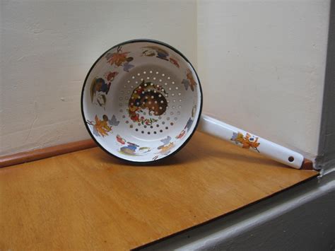 Sale Vtg 70s Unique Enamel Colander With Handle White Strainer W Cute Leaves Hedgehog Metal