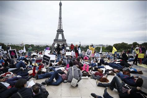 Best 12 A Crowd Gathers At The Base Of The Eiffel Tower To Protest