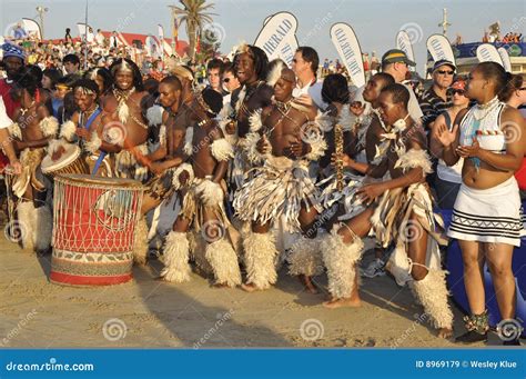 Dançarinos Africanos Imagem De Stock Editorial Imagem De Porta 8969179