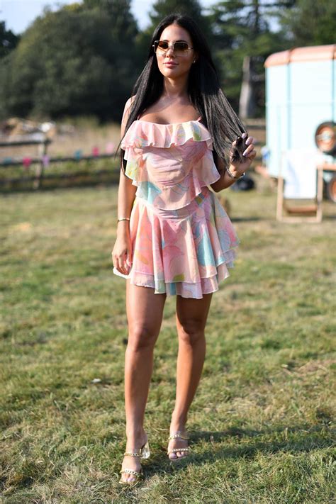 Yazmin Oukhellou Celeb Donut