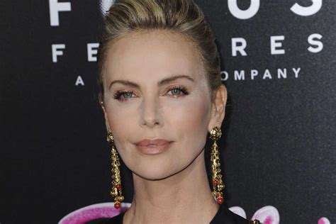 查理兹·塞隆亮相喜剧电影《塔利》首映，蝴蝶长裙仙气十足