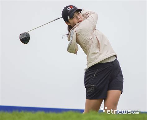 포토 힘찬 스윙으로 티샷하는 양아연 전자신문