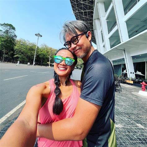 5 Potret Mesra Nirina Zubir And Suami Yang Sama Sama Hobi Maraton Mesra