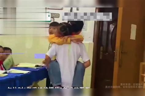 午休时哥哥看着妹妹睡觉，怕耽误上课抱她回教室，随后却泪流满面