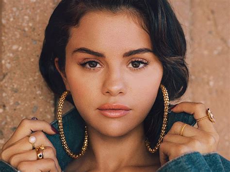 Selena Gomez Percaya Diri Tunjukkan Bekas Luka Transplantasi Ginjal