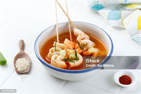 Sup Eomukguk Atau Odeng Jajanan Kaki Lima Populer Korea Berbahan Kue Ikan Eomuk Dan Pasta
