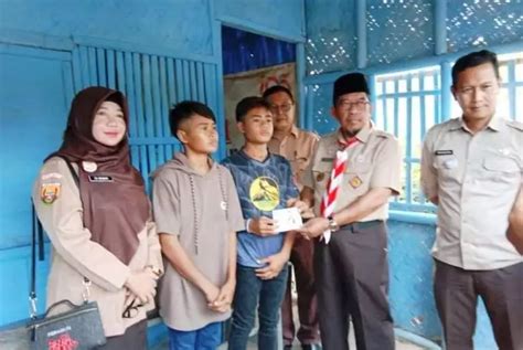 Cewek Indramayu Rela Dandan Cowok Dan Jadi Kuli Bangunan Demi Nafkahi Adik Kisahnya Disorot Bupati