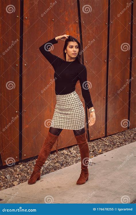 Hermosa Modelo De Chica Posando En El Fondo Imagen De Archivo Imagen