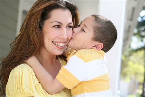 Abrazo De La Madre Y Del Hijo Foco En Madre Foto De Archivo Imagen