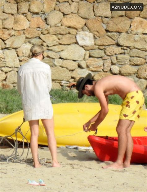 Kate Hudson Sexy Seen With Boyfriend Danny Fujikawa On The Beach In
