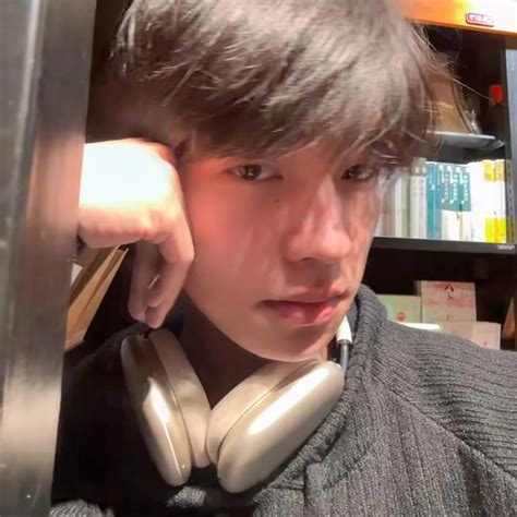 戴着耳机的男生，背景是书架，尽显文艺气质 男女头像｜值得一试春日头像表情包图片动图 求表情网斗图从此不求人