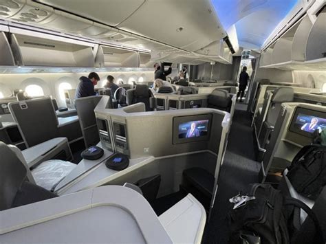American Airlines Boeing 787 First Class Review [phx To Ogg]