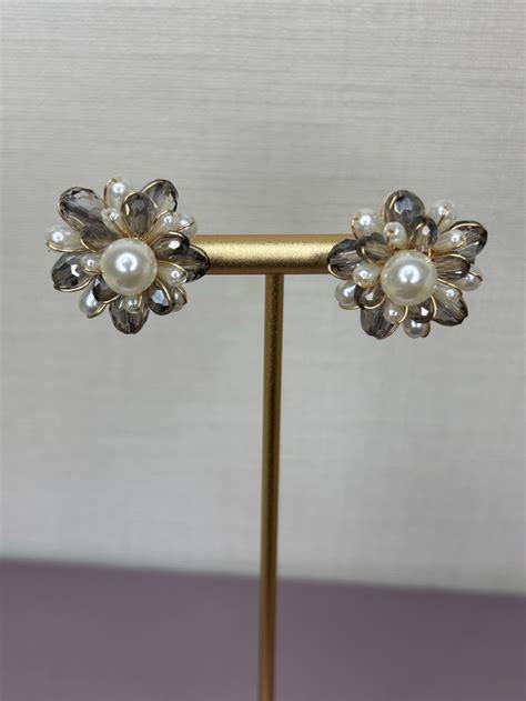 花モチーフ イヤリング パール グレー イヤリング・ノンホールピアス ちと 通販 19555285｜creemaクリーマ ハンドメイド・手作り・クラフト作品の販売サイト
