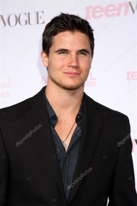 Robbie Amell 2012 Robbie Amell And Chris Redfield Exploring Resident