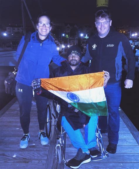 Satyendra Singh हाड़ जमाने वाले बर्फीले पानी में 14 घंटे तक तैराकी 36