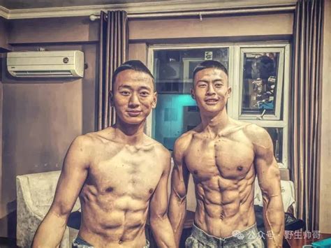寸头黑皮体育生成腹肌男帅警！大长腿太有型啦！ 小蓝短视频