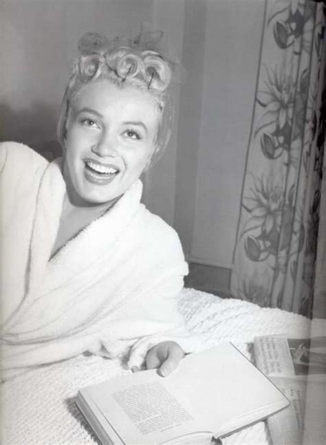 47 Interesting Vintage Photos Of Marilyn Monroe Reading Book ~ Vintage