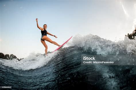 튀는 강 파도에 서핑 스타일의 웨이크 보드에 균형 여자의 측면 보기 30 39세에 대한 스톡 사진 및 기타 이미지 30 39