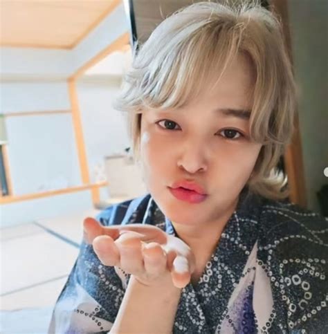 キム・ジョンフン、銀髪姿で日本から近況報告 過去の騒動後は現地で活動中