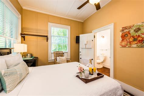 Queen William Classic Queen Old Town Manor