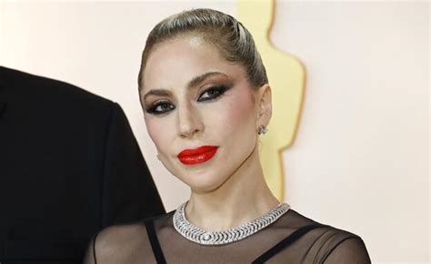 אין לזה תירוץ ליידי גאגא עלתה לבמה בלי טיפת איפור Fashion Forward אופנה