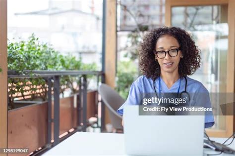 Nurse Educating Patient Photos And Premium High Res Pictures Getty Images