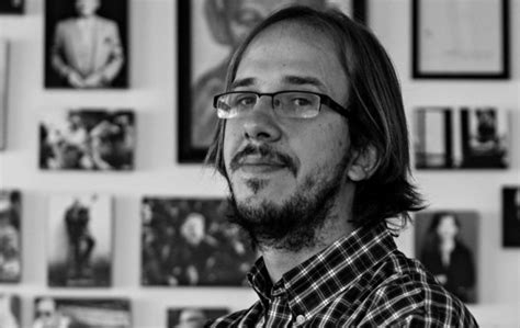 El Cronista Álex Ayala Presentando Su Libro Los Objetos Fueron La