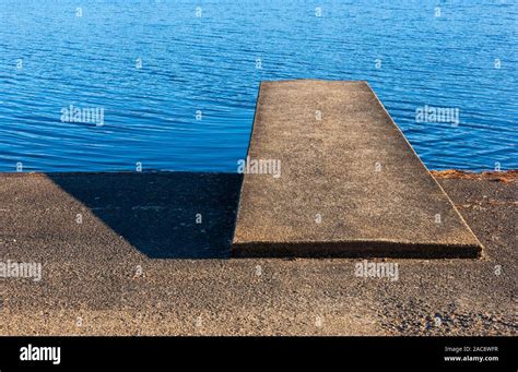 Beton Boot Rampe Und Einem Kleinen Dock Starke Geometrische Linien