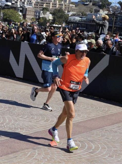 Il Maratoneta Bruno Bertuzzo Corre La Sydney Marathon E Conquista La