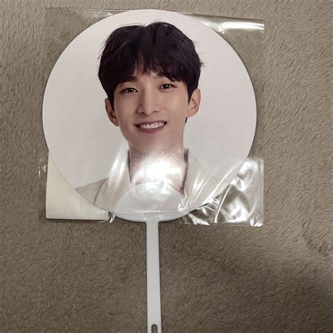 ドギョム うちわ メルカリ