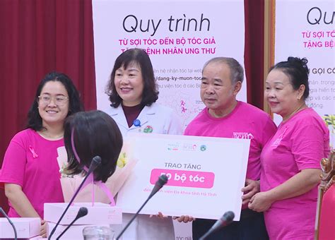 Mạng Lưới Ung Thư Vú Việt Nam Trao Tặng 50 Bộ Tóc Giả Cho Bệnh Nhân Ung