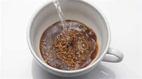 Ground Coffee Vs Instant Coffee Learn The Difference Here FnB Tech Indonesia