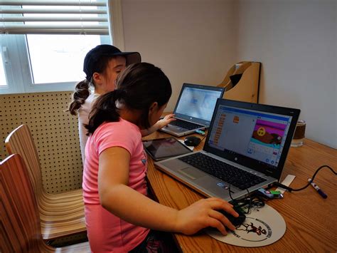Girls Learning Code Day Hosted By Pinnguaq — Lindsay Advocate