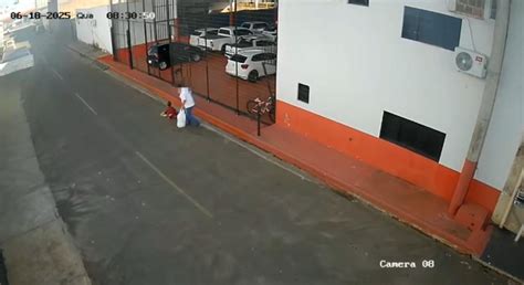 Câmera Flagra Padrasto Agredindo E Jogando Menina De 2 Anos No Asfalto