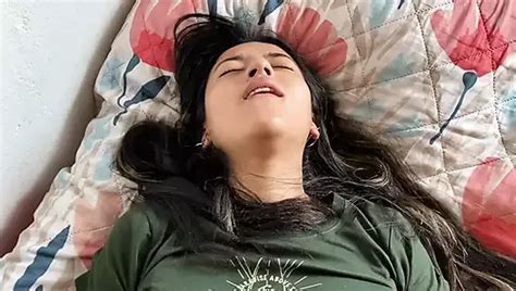 和女学生做爱！ 学生在学校院子里啪。 Xhamster