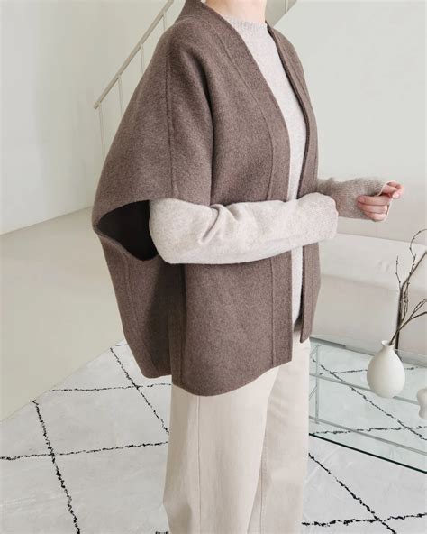 Browns 24 Fw 10131 Vt 베이지 브라운 프리사이즈 울 100 핸드메이드 여유로운 실루엣 입체적인 아웃핏 오픈형 스타일 프론트절개라인 볼륨감있는 주름포인트