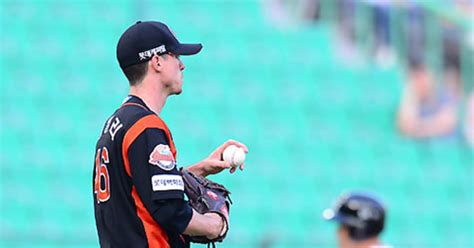 레일리 시작하자 마자 홈런 2방이라니 Mk포토