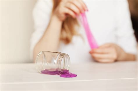 El Bebé Juega Y Saca Moco Foto Premium