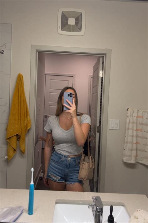 Feel Like Im Giving Off Mom Vibes Today Would I Be A Hot Milf Rsextingadult
