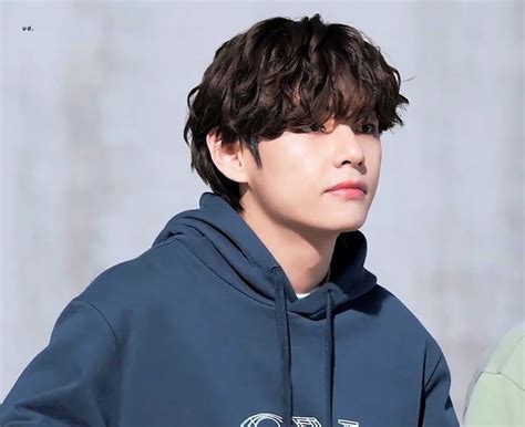 Pin On Bts World💜 Kim Taehyung Taehyung Singer