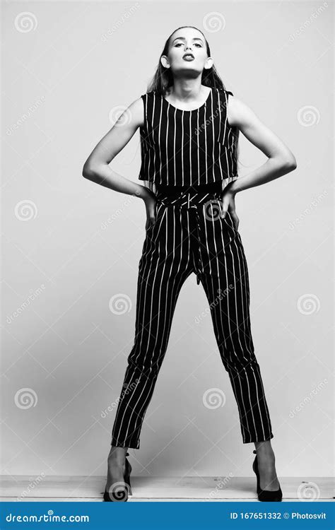 Chica Bonita Con Traje A Rayas En Fondo Gris Foto De Archivo Imagen
