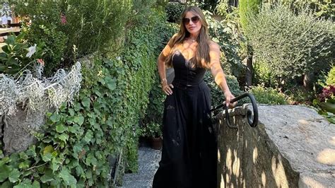 Sofía Vergara Luce Espectacular Con Tenis Blancos Y Maxifalda En Francia ¡hola