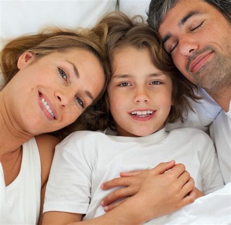 儿子免抠元素 父母拥抱儿子的特写 素材免费下载 626像素 格式 编号68241900 千图网