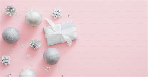 실버 크리스마스 장식 공 선물 상자 파스텔 핑크 배경에 솔방울 현대적인 고급 장식으로 크리스마스 최소한의 구성 플랫 레이 평면도 복사 공간 사진