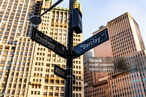 맨해튼 브로드 웨이 의 램프가 달린 거리 이름 표지판 0명에 대한 스톡 사진 및 기타 이미지 Istock