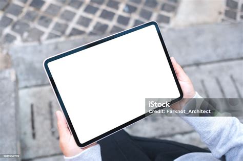 야외에서 빈 흰색 데스크톱 화면으로 디지털 태블릿을 들고있는 여성의 모형 이미지 35 39세에 대한 스톡 사진 및 기타 이미지