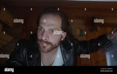 Ein Mann Mit Langen Haaren Und Schwarzer Jacke öffnet Die