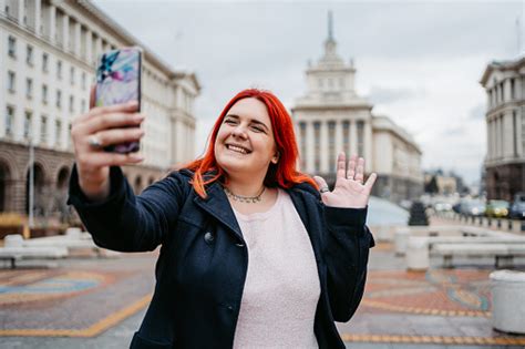 Wanita Muda Melakukan Panggilan Video Di Depan Largo Di Lapangan