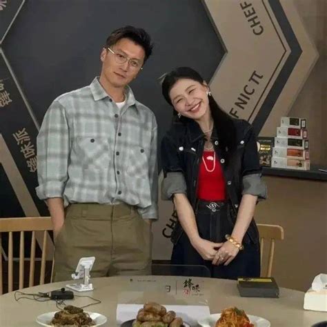 谢霆锋金靖合体直播，戴眼镜的谢霆锋好显嫩，金靖秒变迷妹靖还军绿色比金